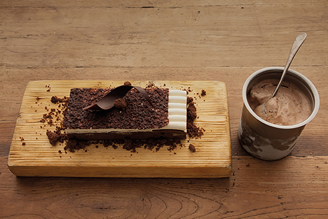 BROWNIE NOIR, CHOCOLAT BLANC ET GRUÉ | Thuriès Gastronomie Magazine