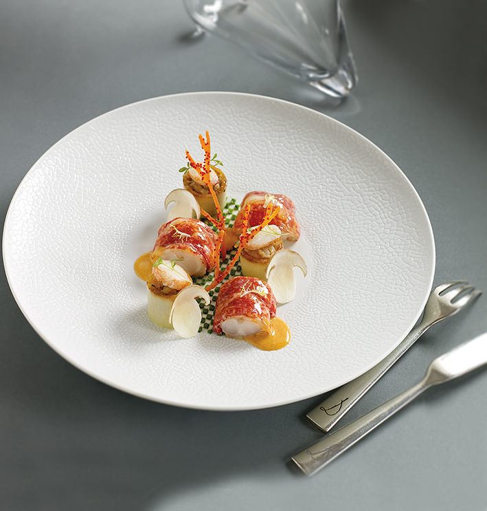 HOMARD BLEU, VOILE DE LARD DE COLONNATA ET CÈPES, SABAYON CORAILLÉ ...