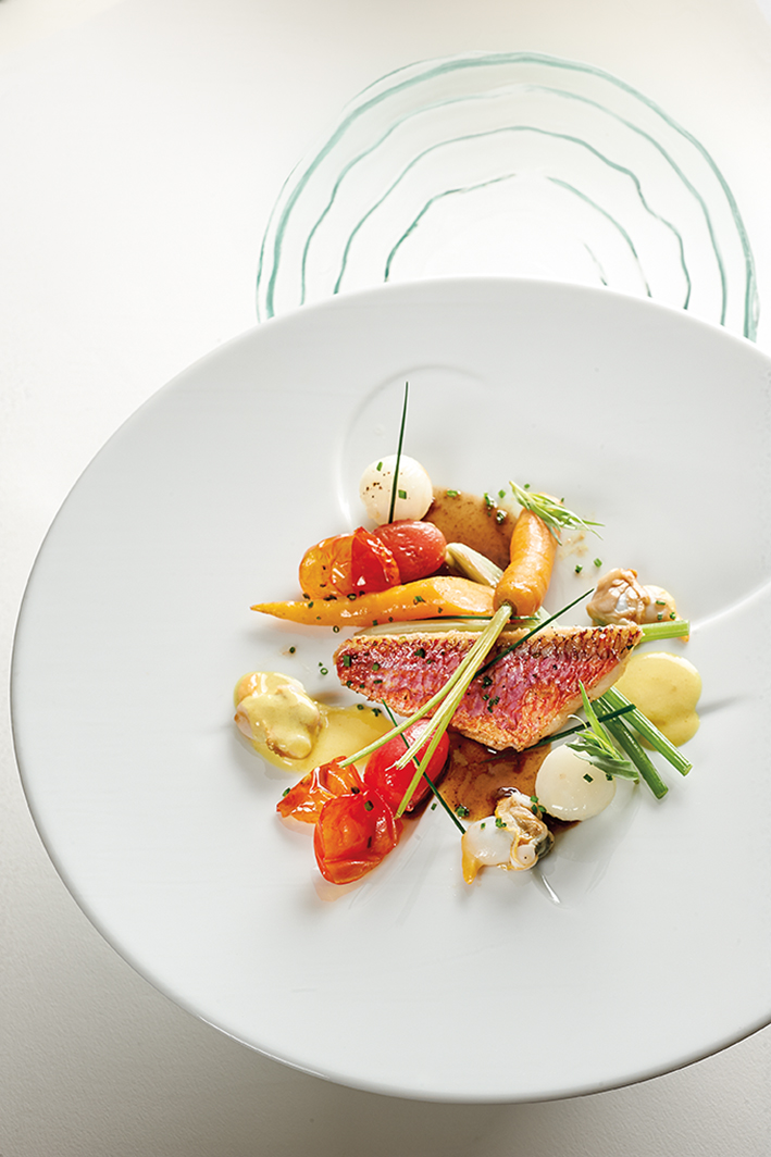 FILET DE ROUGET, « ESSENCE » D’HYSOPE, CRÉMÉE DE POUTARGUE ET JEUNES ...