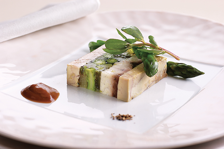 FOIE GRAS, ANGUILLE FUMÉE ET ASPERGES VERTES AU BOUILLON DE POULE ...