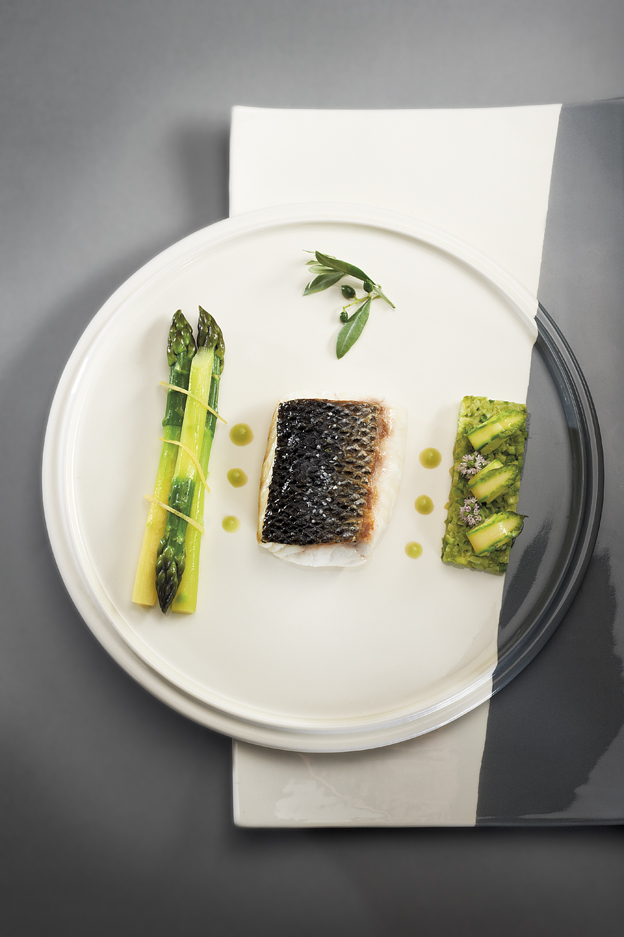 Dos de loup de mer cuit sur lit de fenouil, asperges vertes de Provence ...