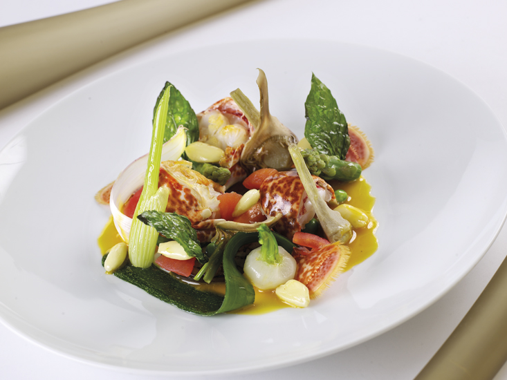 Homard en carapace rôti au basilic du potager, légumes sautés et ...